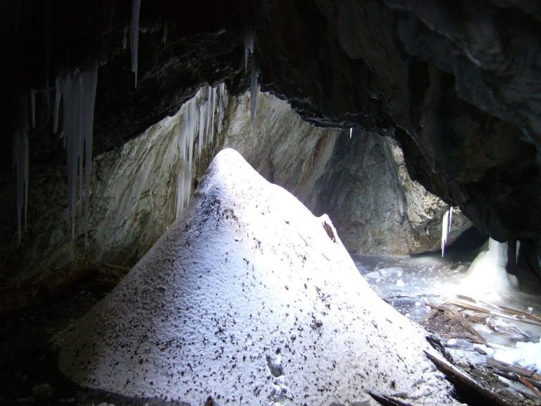 Obiective turistice și trasee montane la Padis | Valea Verde